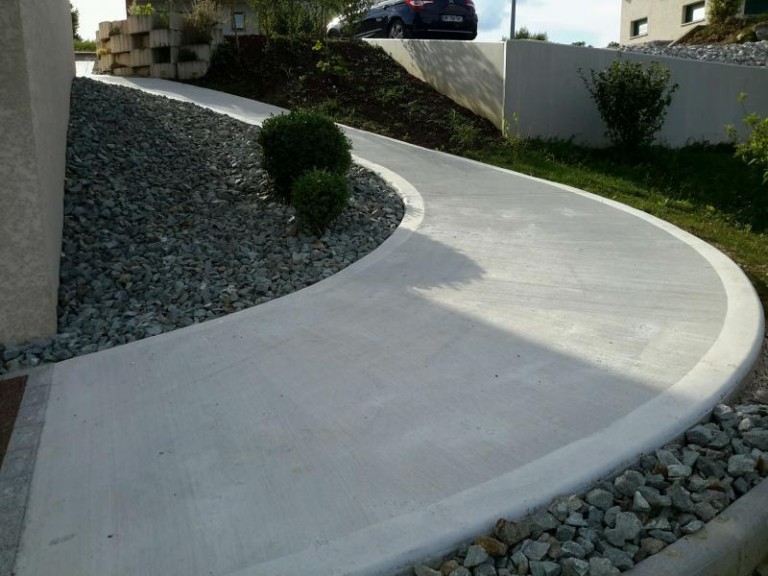 Béton balayé strié brossé - Avantages - Usages - VirutexConstruct.fr
